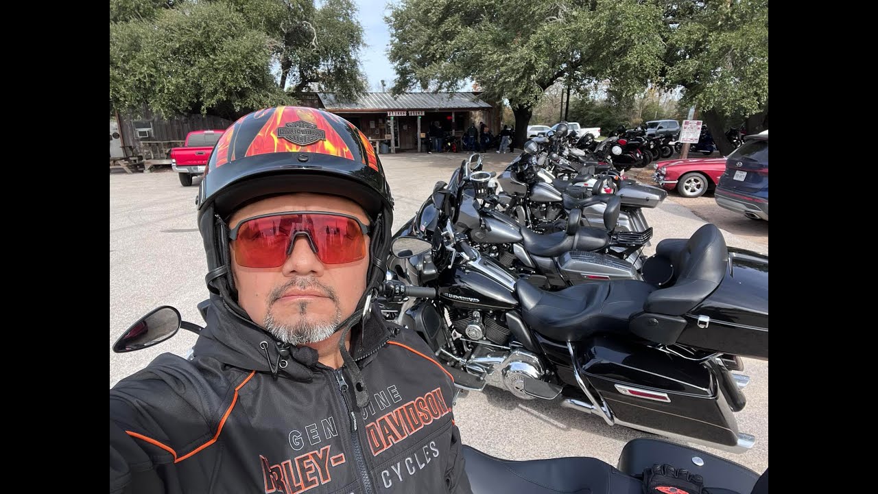 Harley Davidson Street Bob. Yankee Tavern / Carlos, TX. Dic 2023 - YouTube