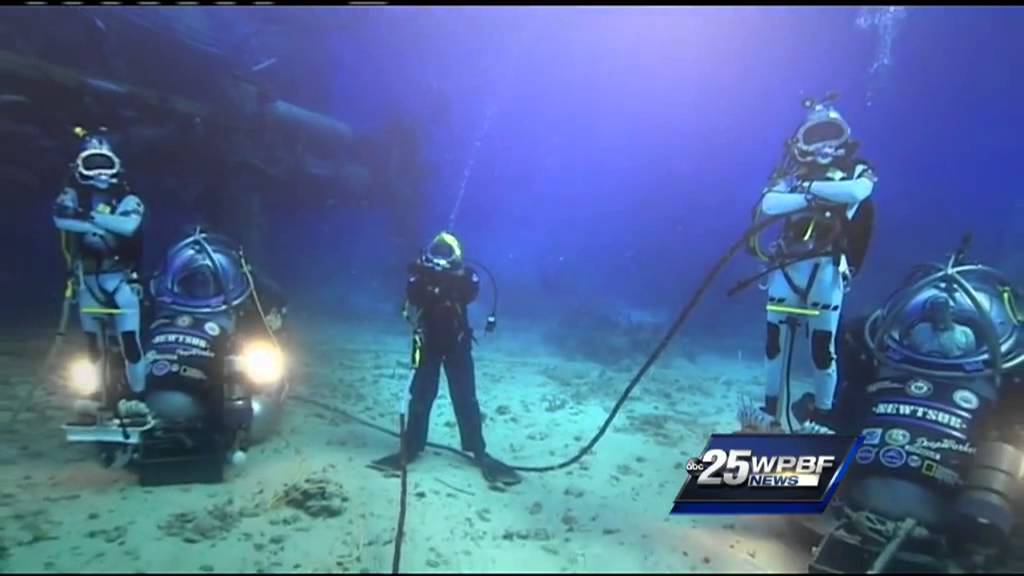 Photographer captures astronauts training underwater - YouTube