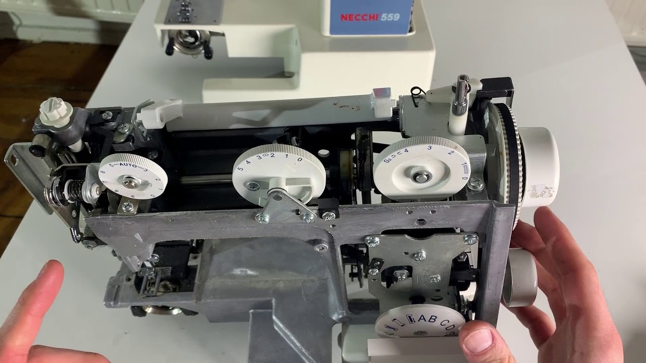 Unprepared look at the mechanics - Two sewing machines - The ...