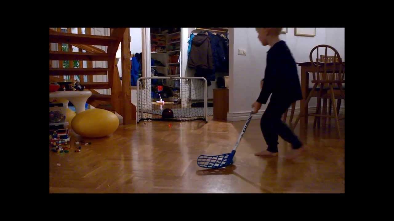 Atte 4 years Floorbal / Innebandy / Salibandy - YouTube