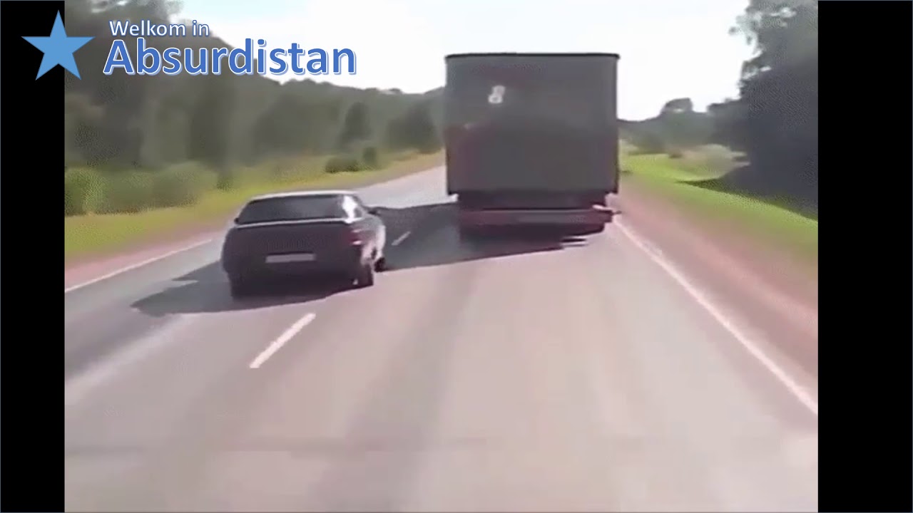 Auto haalt camion in serieus ongeval op autostrade in Absurdistan - YouTube