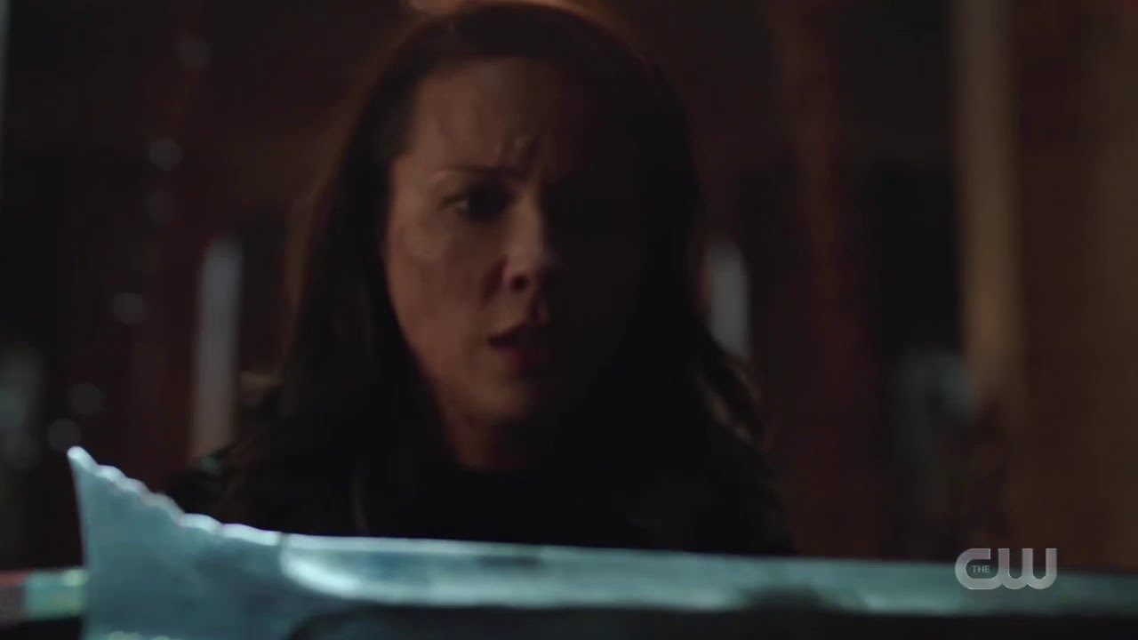 Arrow s8e3 - Thea Queen vs Talia al ghul - YouTube