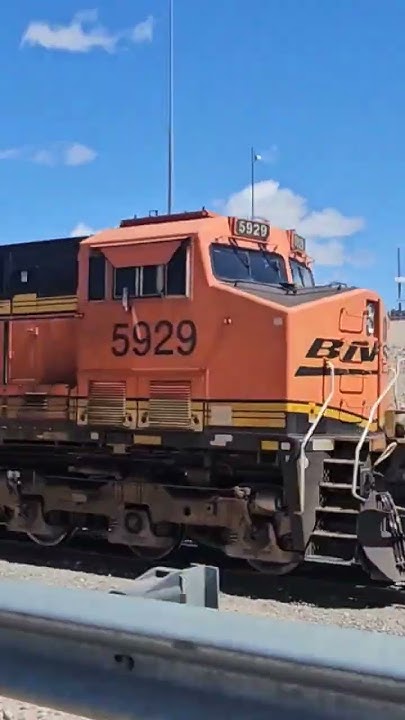 BNSF locomotives in El Paso TX 5929 & 7505 - YouTube