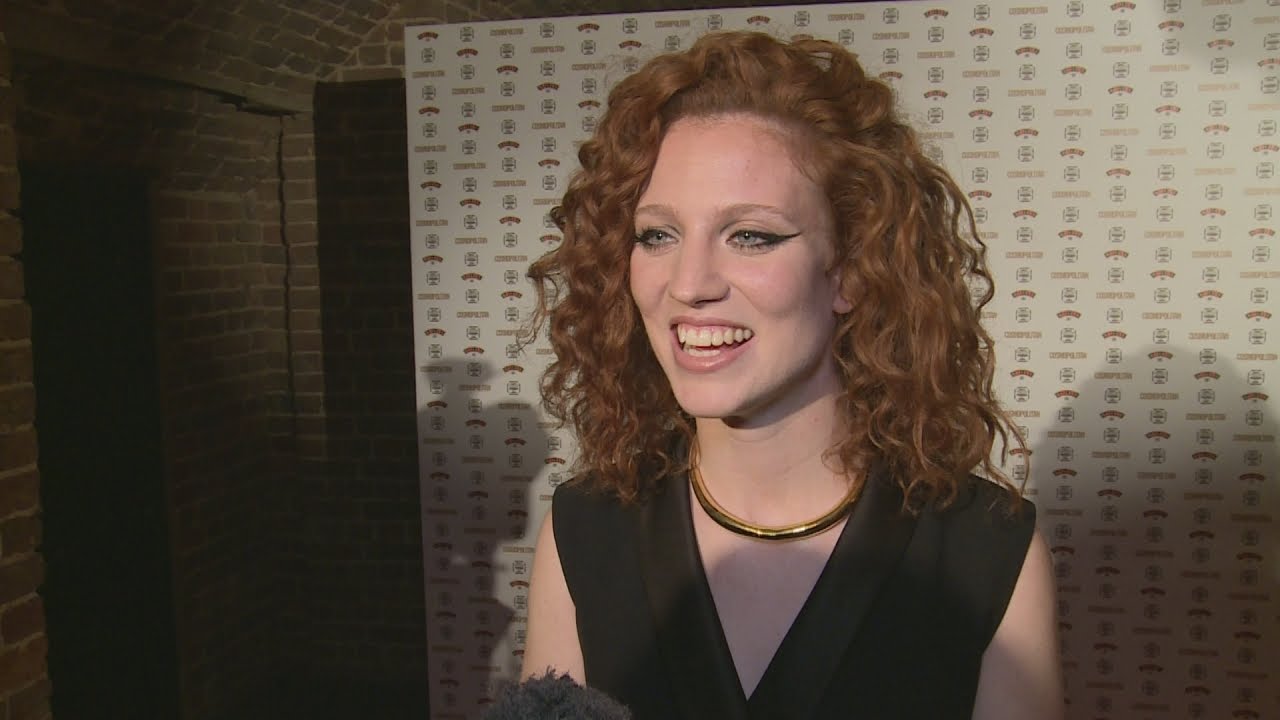 Cosmo Awards 2015: Jess Glynne fangirls over Rebel Wilson - YouTube