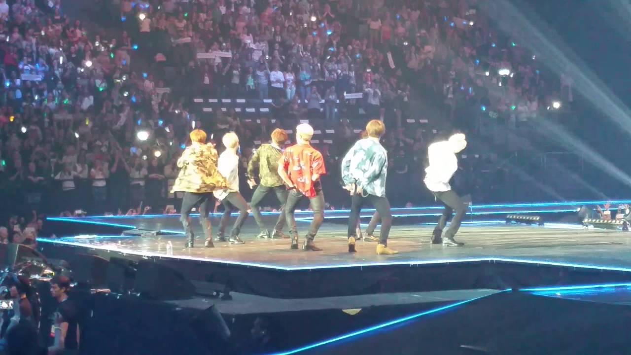 BTS - Save Me | KCON Paris Bercy - YouTube
