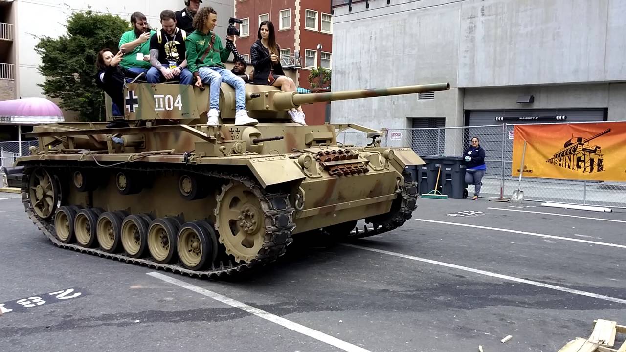 Replica Panzer III Tank Crushing a Toilet at PAX West 2016 - YouTube