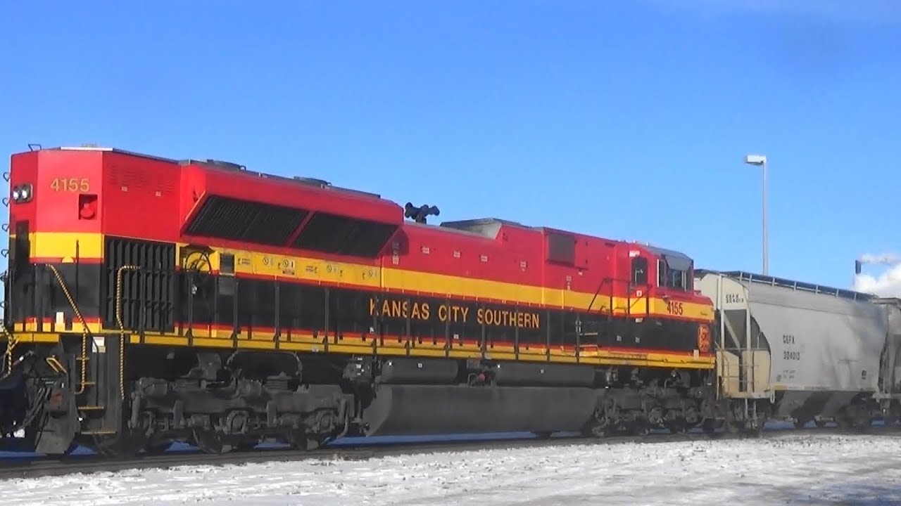 KCS 4613 Leads a Sand Train, Davenport, IA, 12/26/17 - YouTube