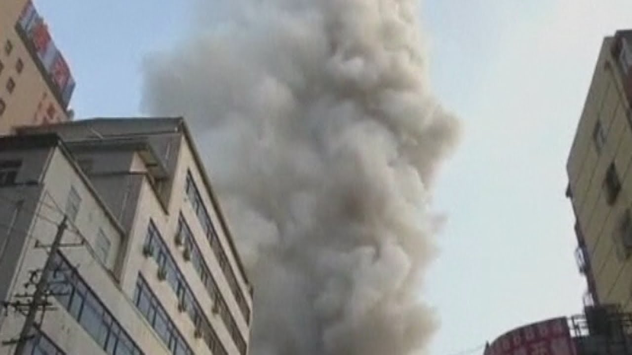 Hundreds evacuated after huge building fire in China - YouTube