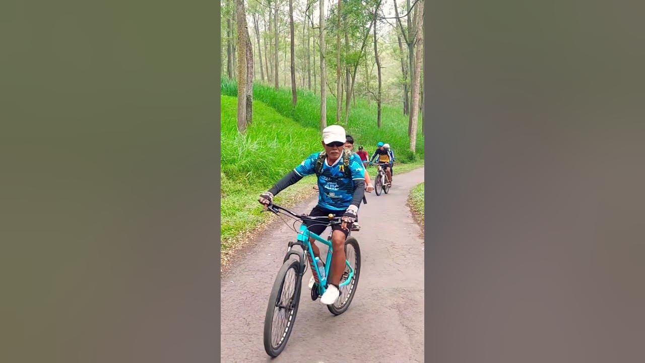 Gowes di hutan coban rondo - YouTube