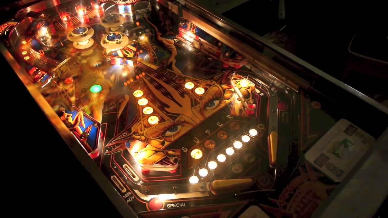 Williams Barracora pinball (1981) - YouTube