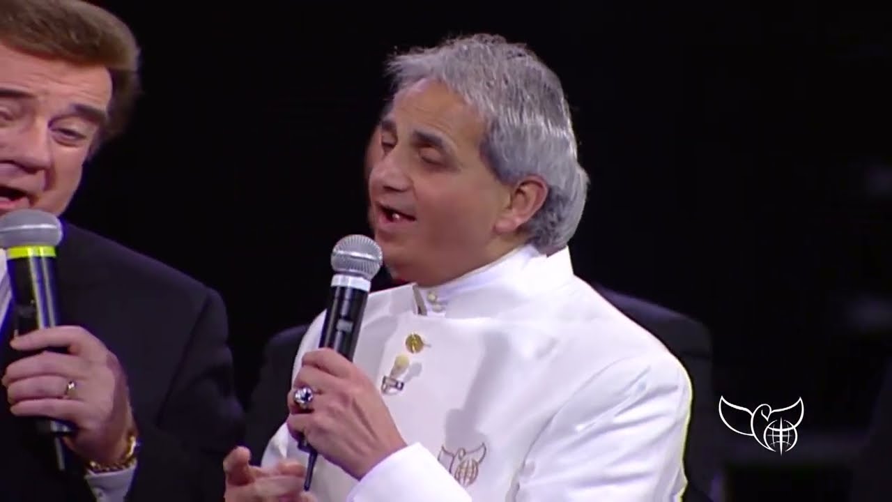 Pastor Benny Hinn Worship Minute in Atlanta - YouTube