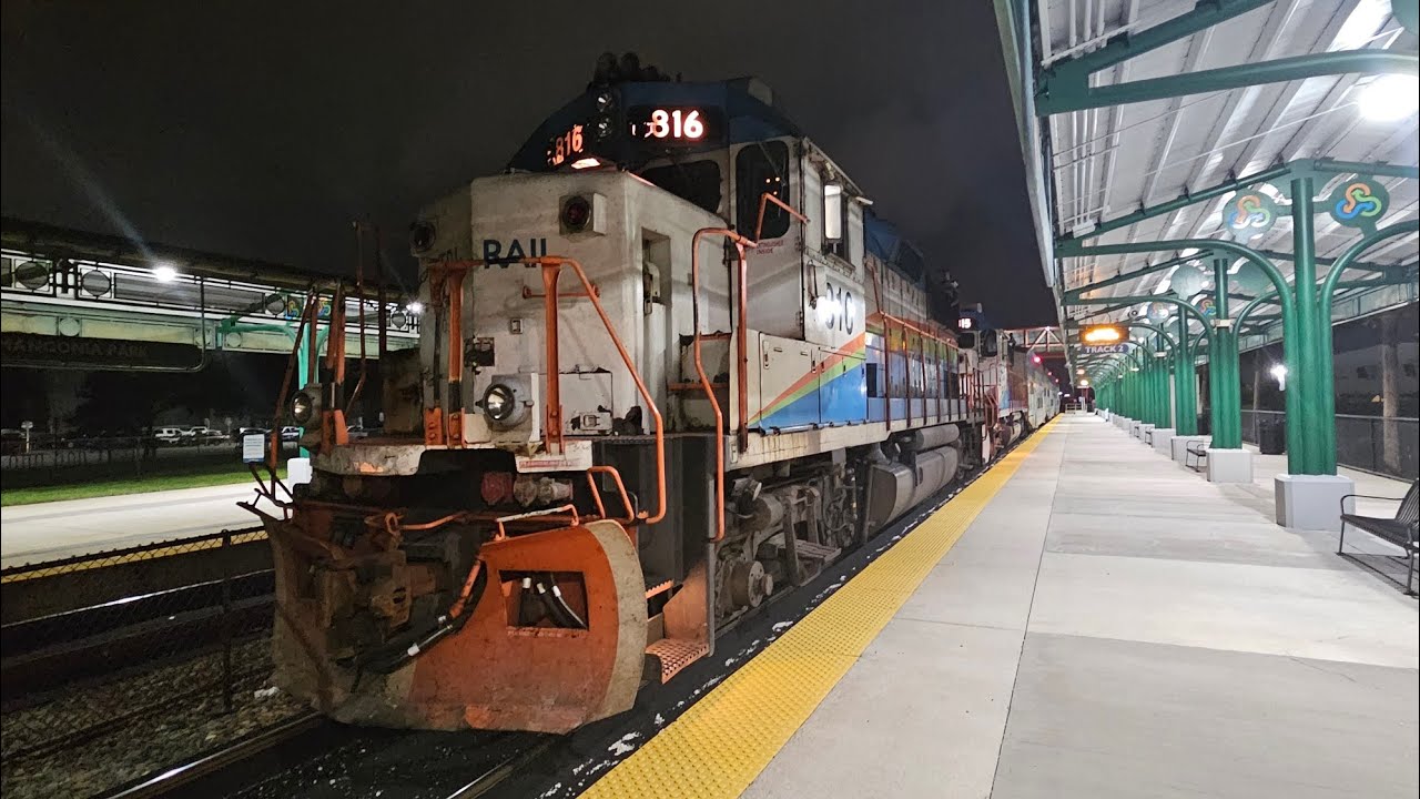 Tri Rail Doubleheader GP49 at Mangonia Park at Night 11/3/23 - YouTube