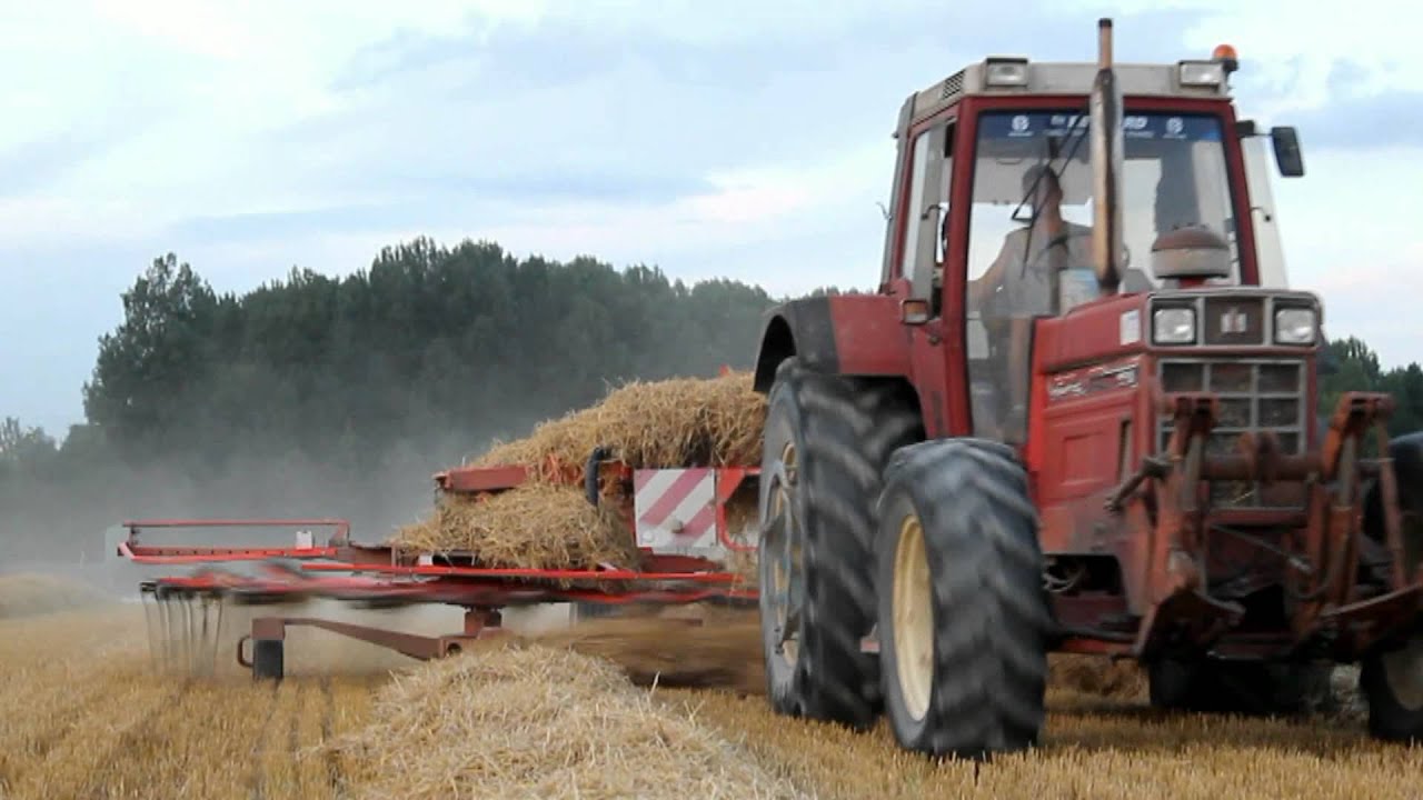 Andainage de la paille - Case International 1455XL - YouTube