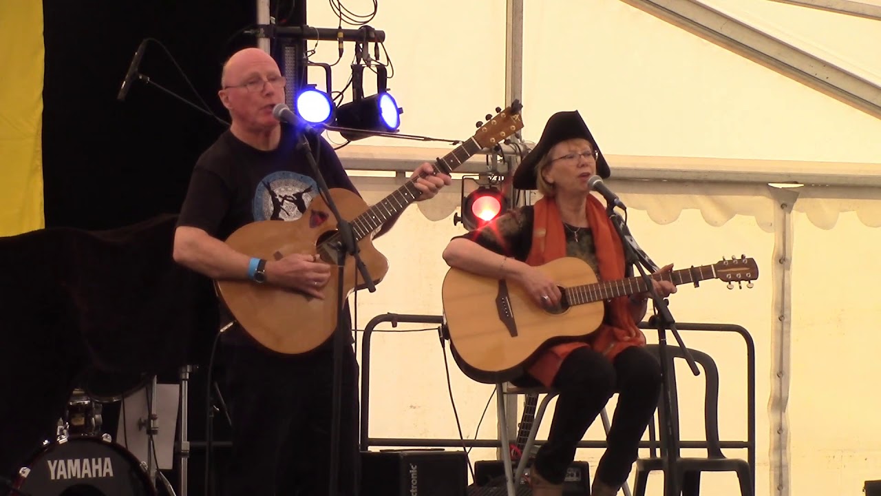 Steve & Julie Wigley - The female highwayman - YouTube