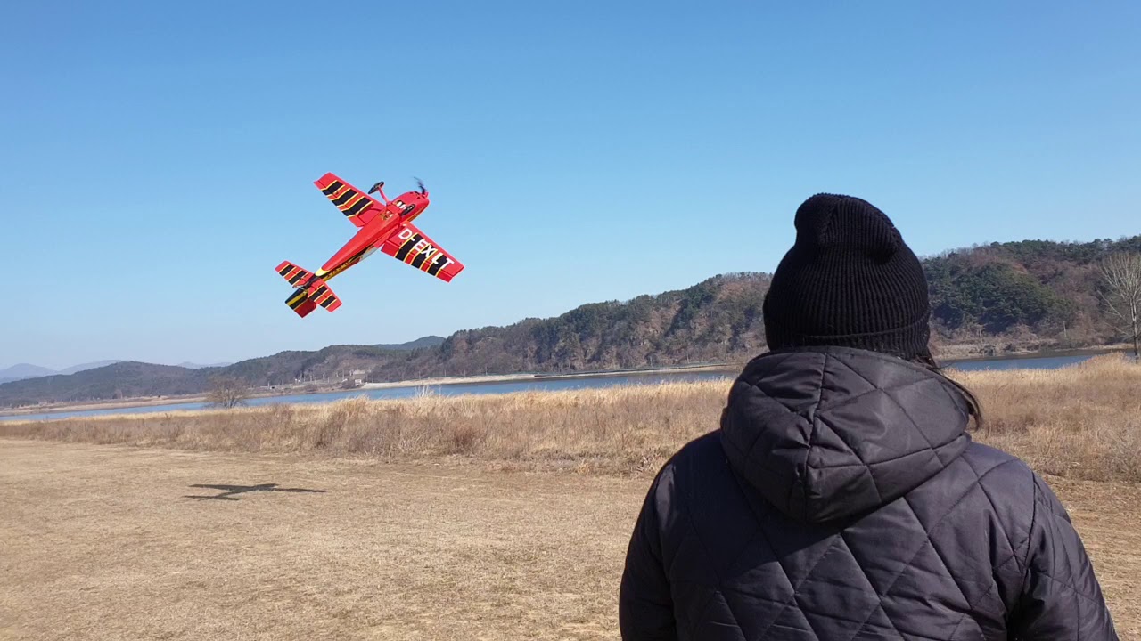 Pilot rc 107 inch extra 300 - YouTube