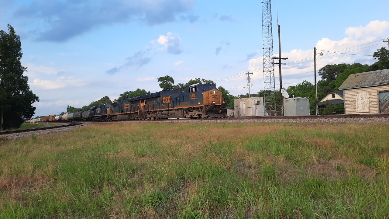 M409-28 Heads South Bound With CSX 3328 Leading ET44AC Moving a Huge ...