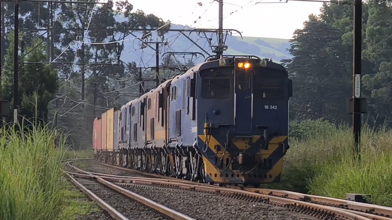 Spoornet/Transnet class 18E locomotives at Balgowan station heading ...