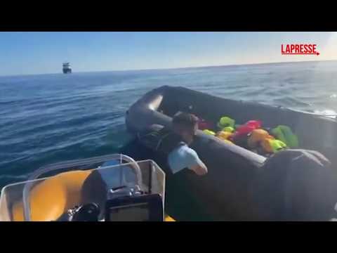 Affonda la lama e squarcia gommone dei soccorritori di migranti: il gesto dell'estremista di destra