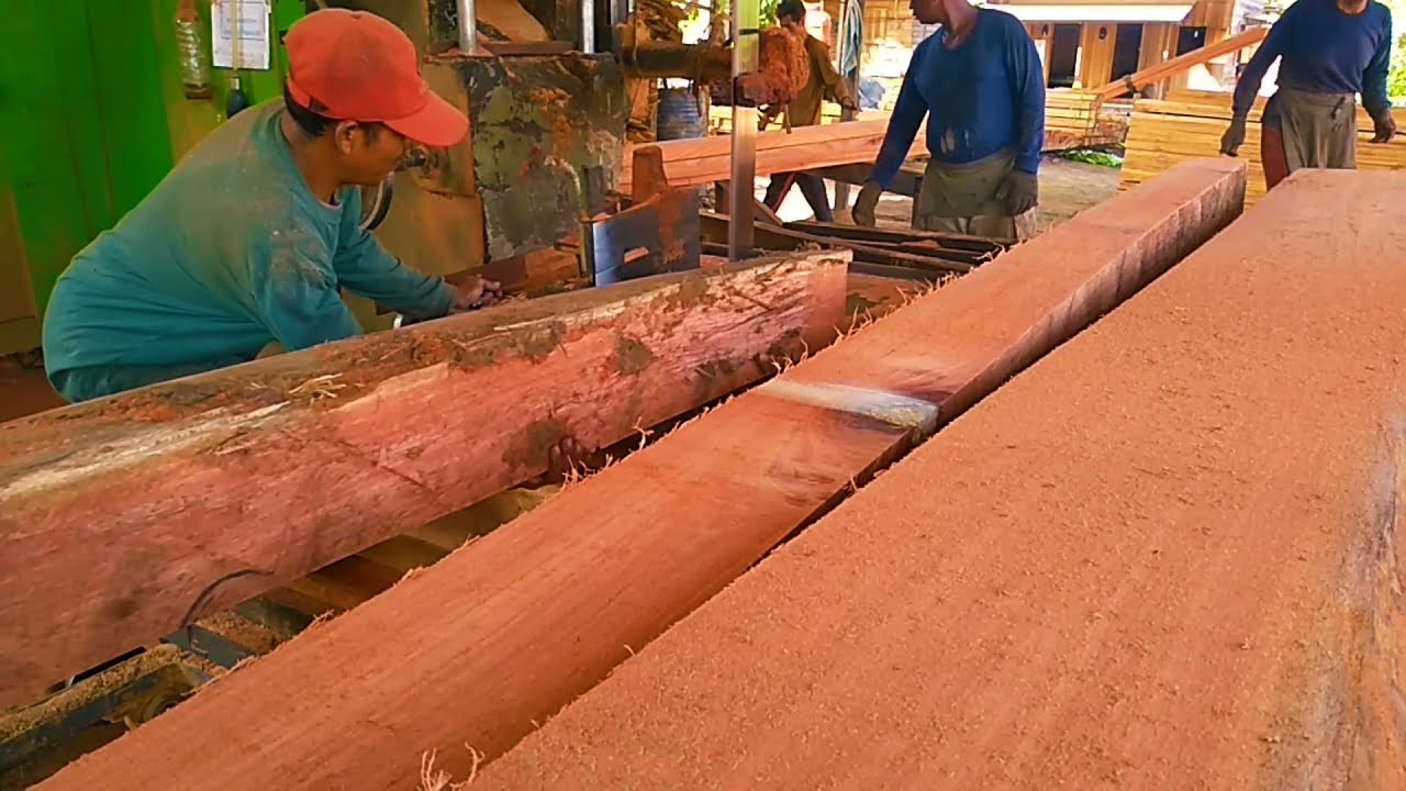 Keindahan warna kayu meranti merah di gergaji di bandsaw42 - YouTube