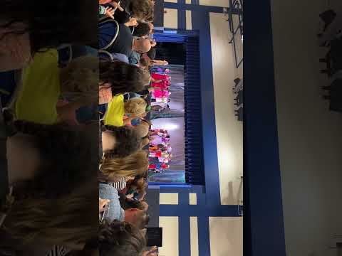 Shrek the Musical Final Bow while All Star plays in the background ...