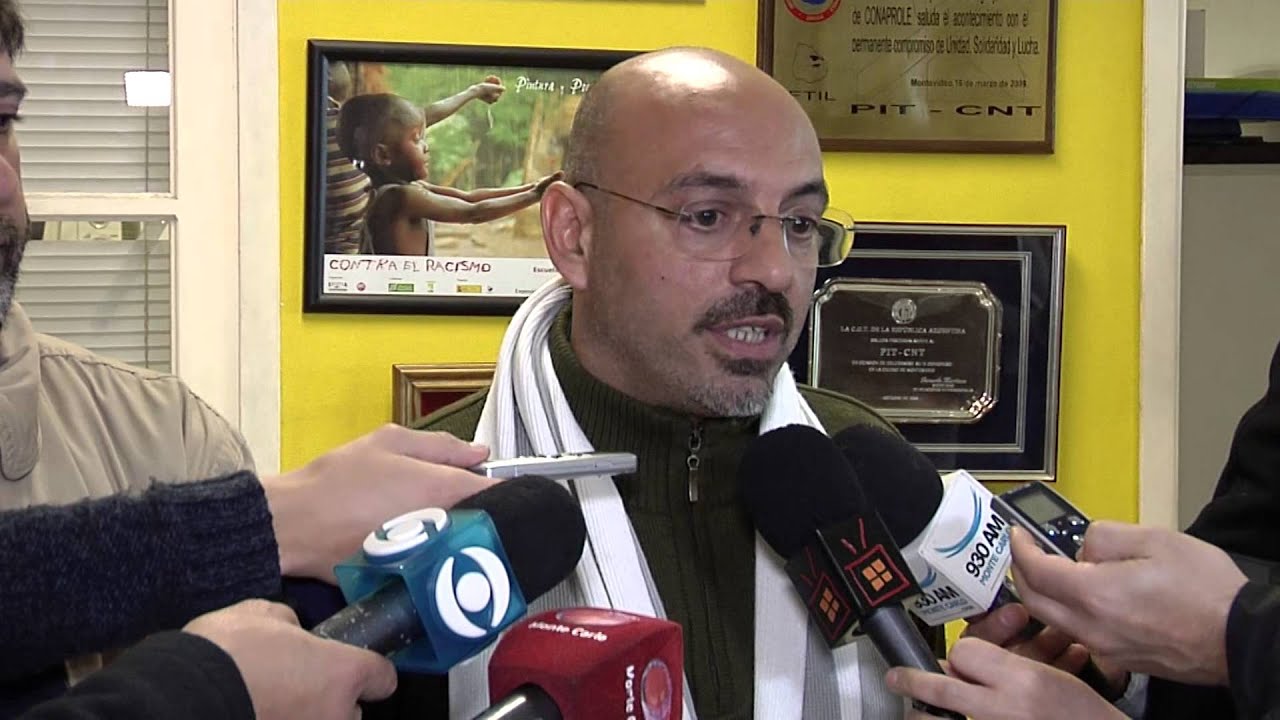 Joselo López afuera del PIT-CNT mientras investigan video del Sirpa ...