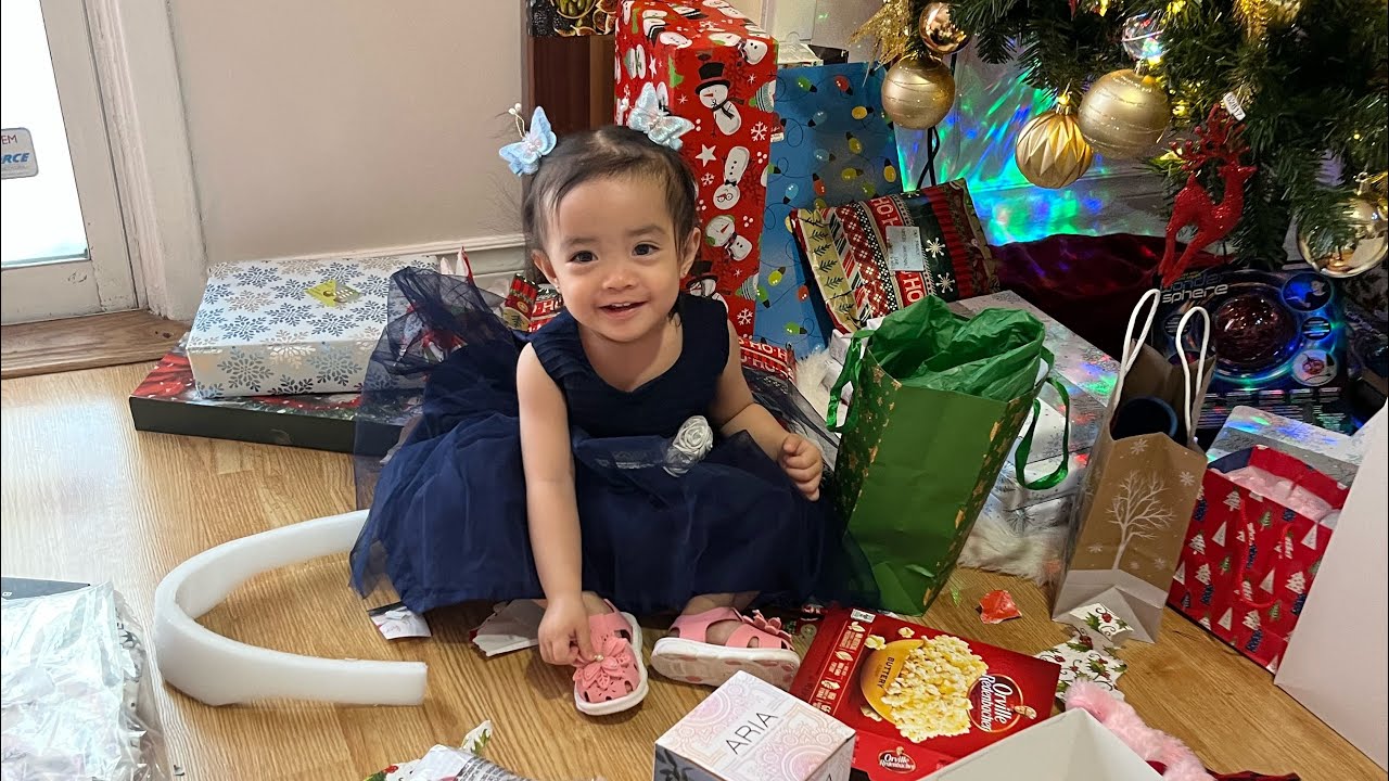 Kaizley while opening her christmas presents 🎁 - YouTube