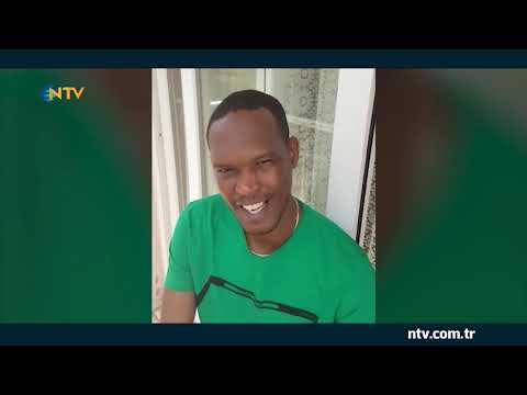 Taksici  yaptığı fark edilince, müşterisinin elini öpüp af diledi