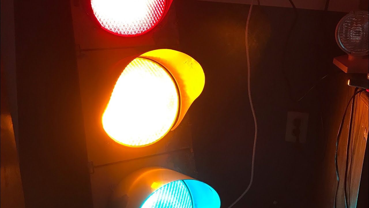 My Econolite 3-section traffic signal - YouTube