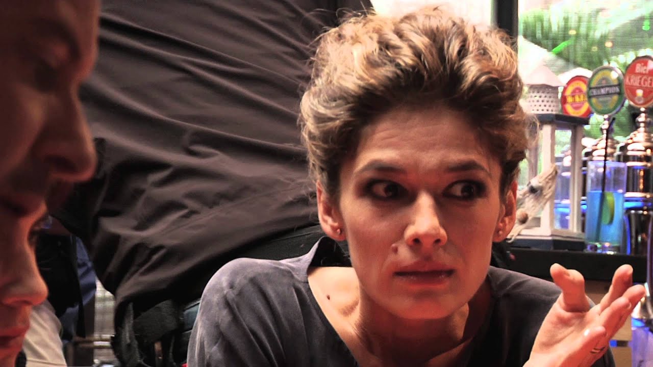 "Tutto può succedere" - Backstage: La famiglia di Giulia Ferraro - YouTube
