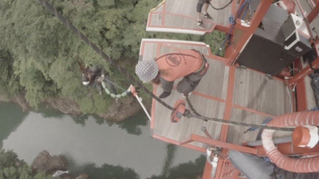 Man bungee jumps 158 times in 24 hours to set World Record - YouTube