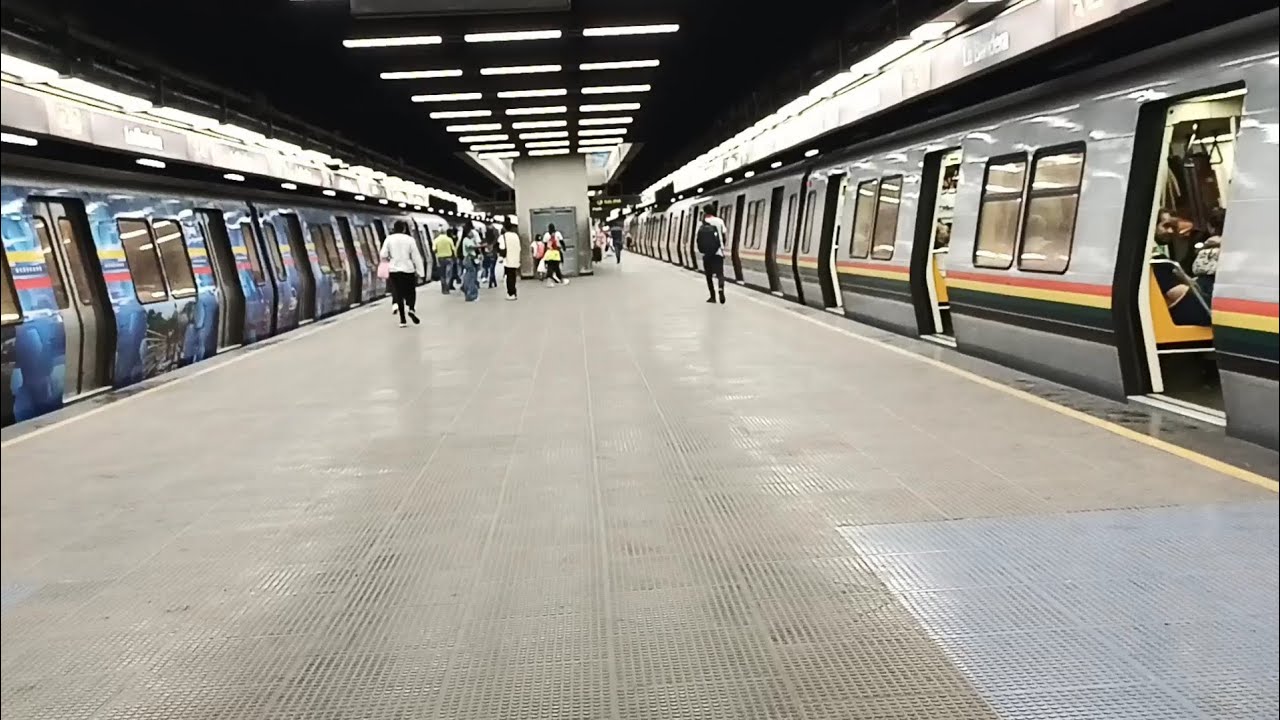 MCCS L3 🔵 | 🚆 Alstom S5 y S8 En la Estación La Bandera ...