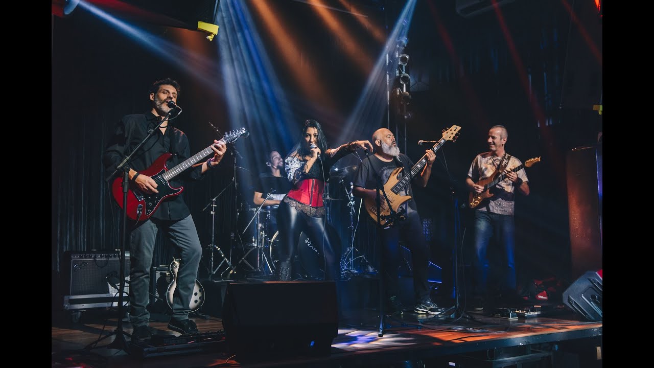 Banda RED MOON - Use Somebody - YouTube