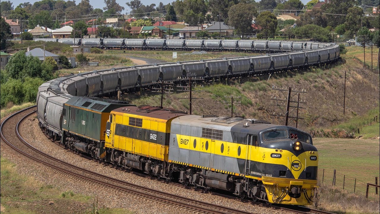 Australian Diesels: Bulldogs on the Main South - YouTube