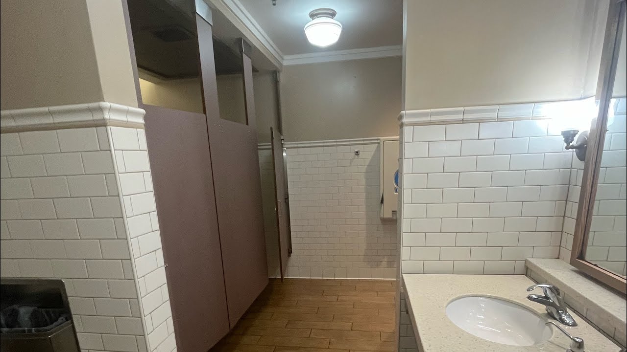 Cracker barrel men’s restroom - YouTube