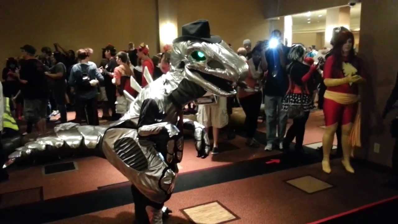 Meta Con 2013 - Cosplay - Steam Powered (Giraffe) Raptor - YouTube