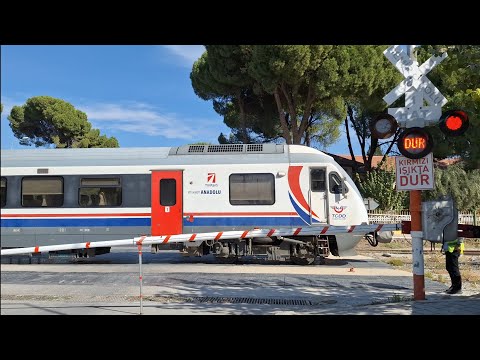 TCDD İZMİR DENİZLİ TRENİ SARAYKÖY TREN İSTASYONUNA GİRİŞ YAPIYOR.