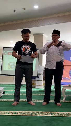 Praktik sembelih dengan media kertas dibimbing langsung oleh President ...