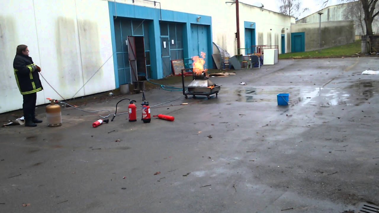 Explosion d'une bombe aérosol - YouTube