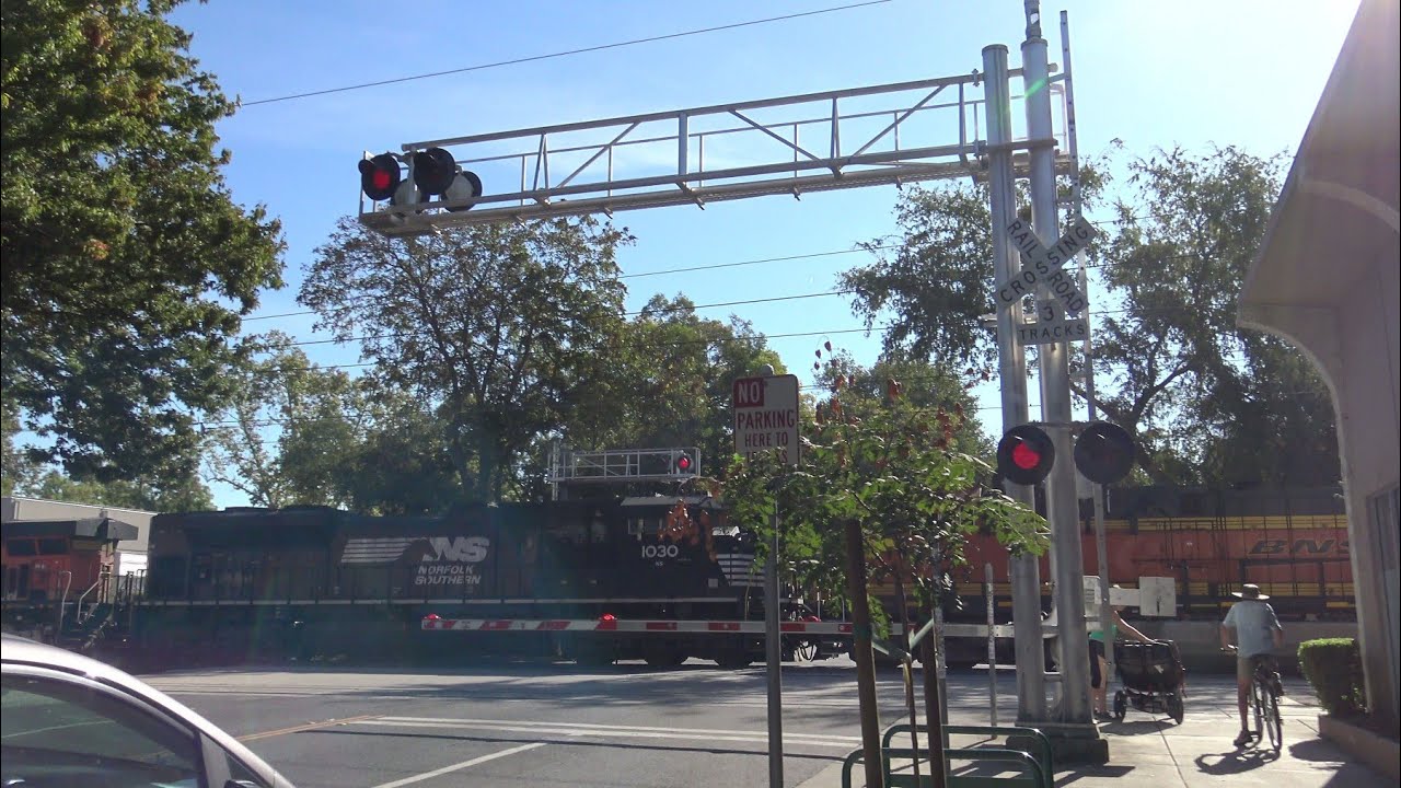 BNSF 5869 Manifest With Norfolk Southern SD70ACe North, T St. Railroad ...