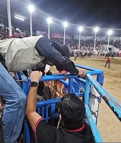 PRENDIENDO TODO EL PÚBLICO! VIOLENTO DE JALISCO VS UN TORO DE RANCHO ...