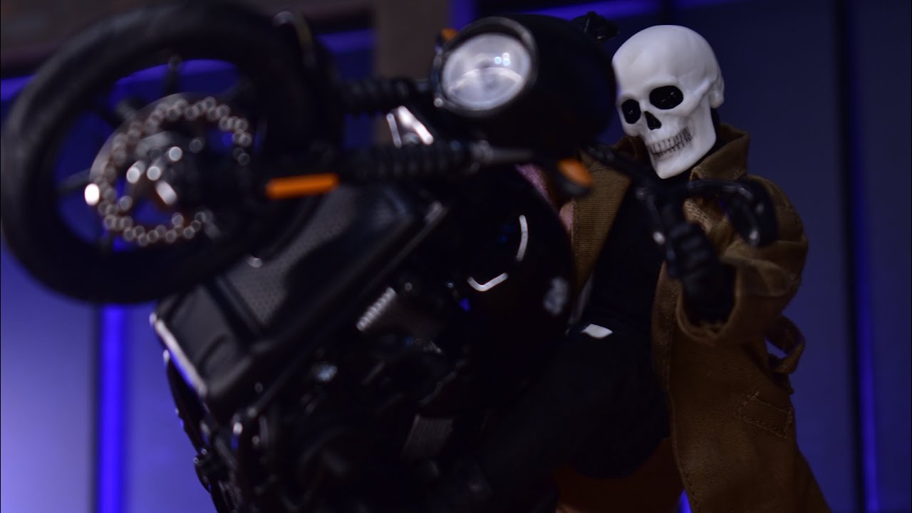 Mezco One:12 Collective White Skull: Agent Review - YouTube
