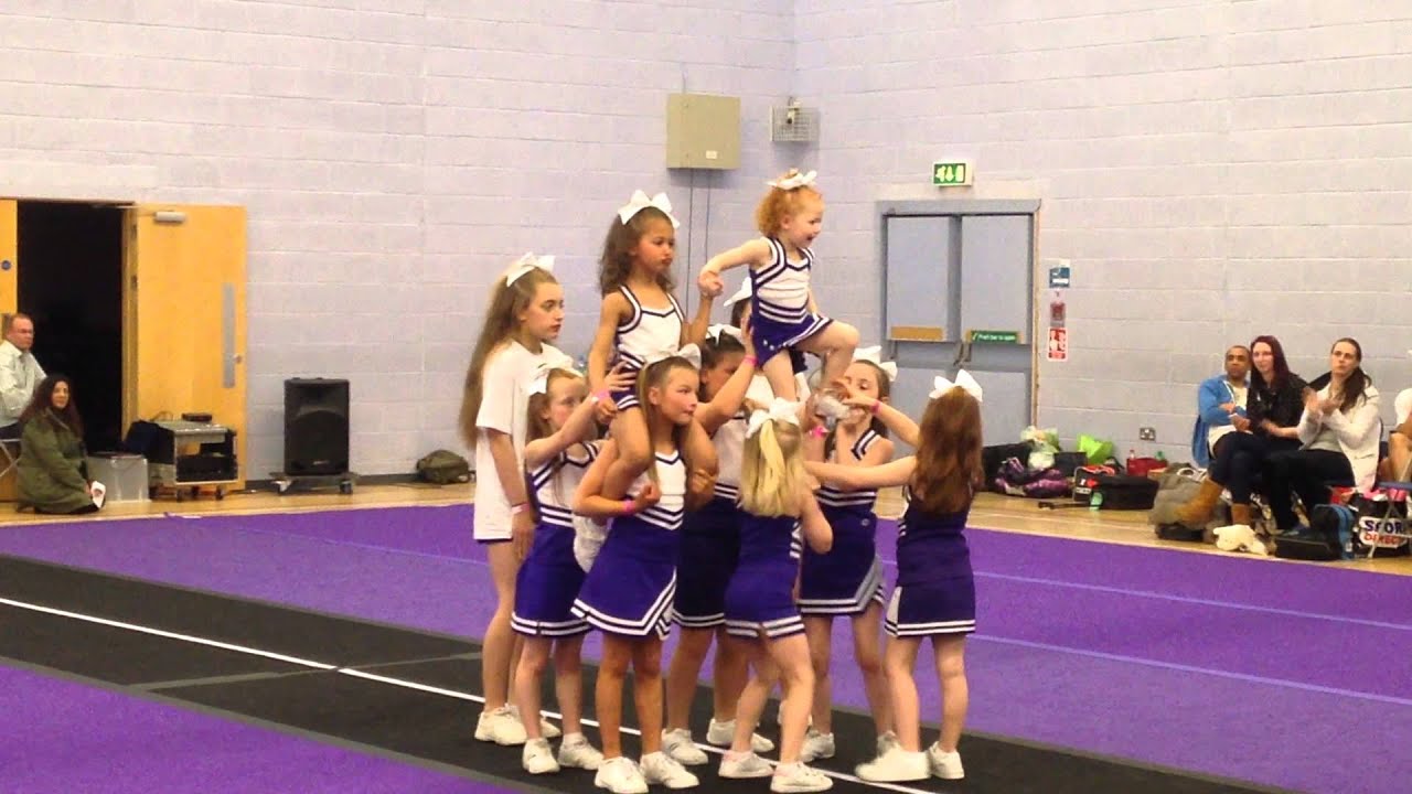 Mini Allstars Cheer routine level 1 - YouTube