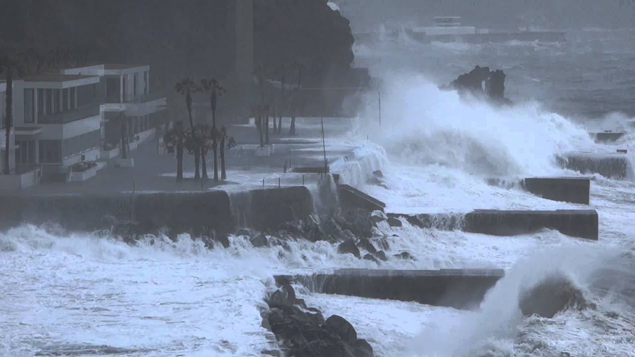 Madeira: Funchal/Pestana Palms, storm and waves - YouTube