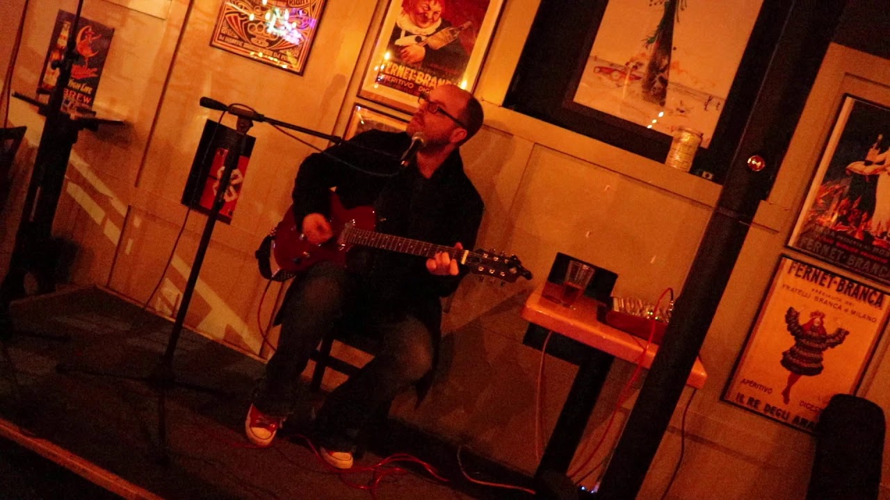 Alan Madej Performing at Winchester Open Mic, Part 1. - YouTube