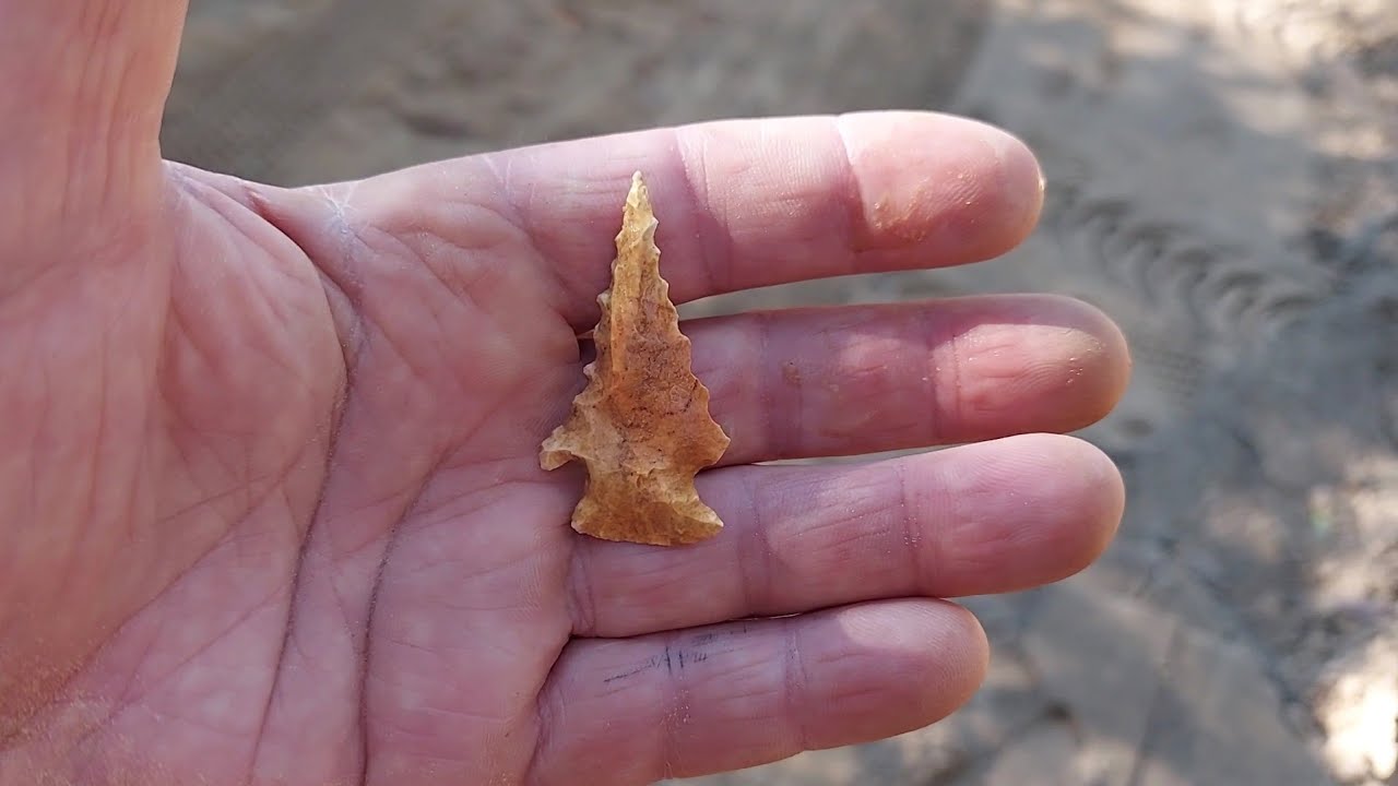 Arrowhead Hunting and Artifacts, Digging at Dee's. A few holiday points ...