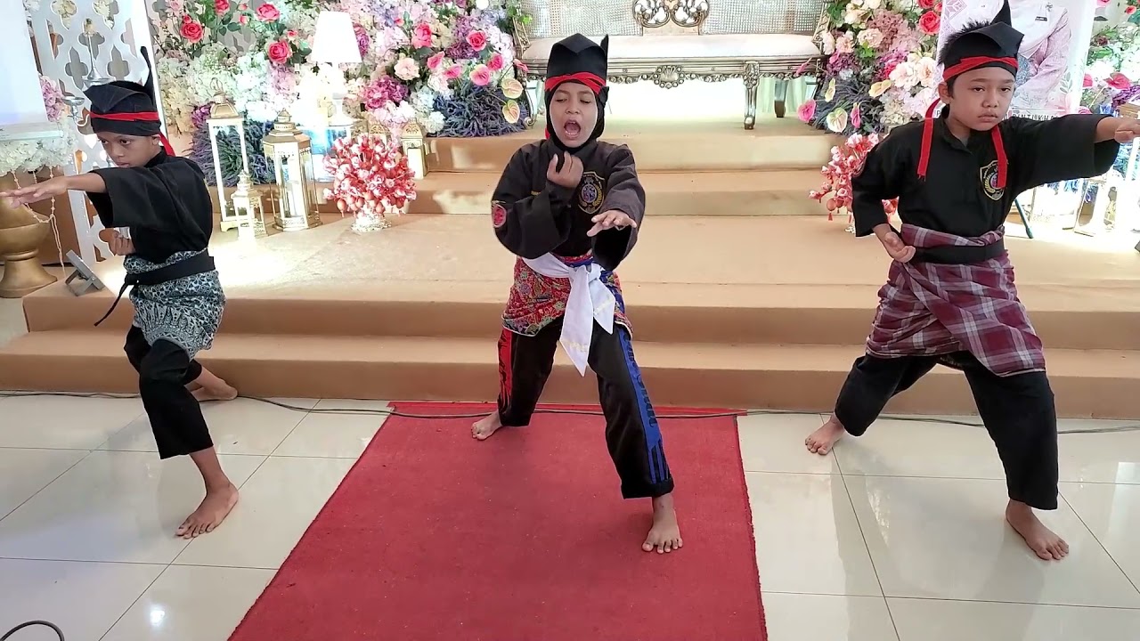 Persembahan Silat - YouTube