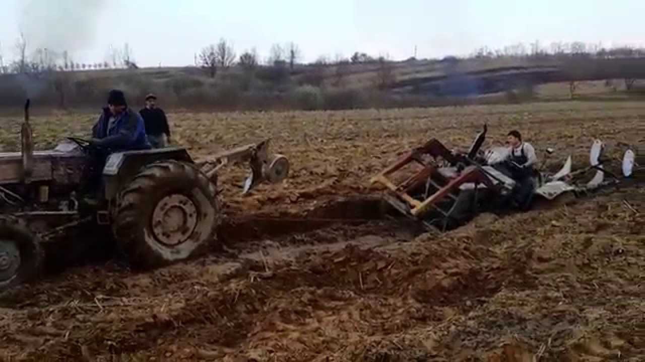 Tractor la arat teren moale - YouTube