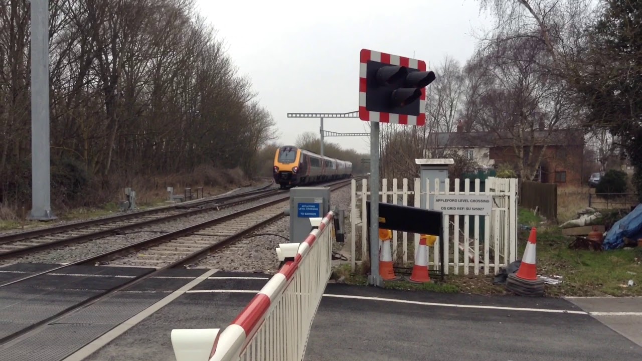Appleford Level Crossing (Oxfordshire) 21/02/2018 - YouTube