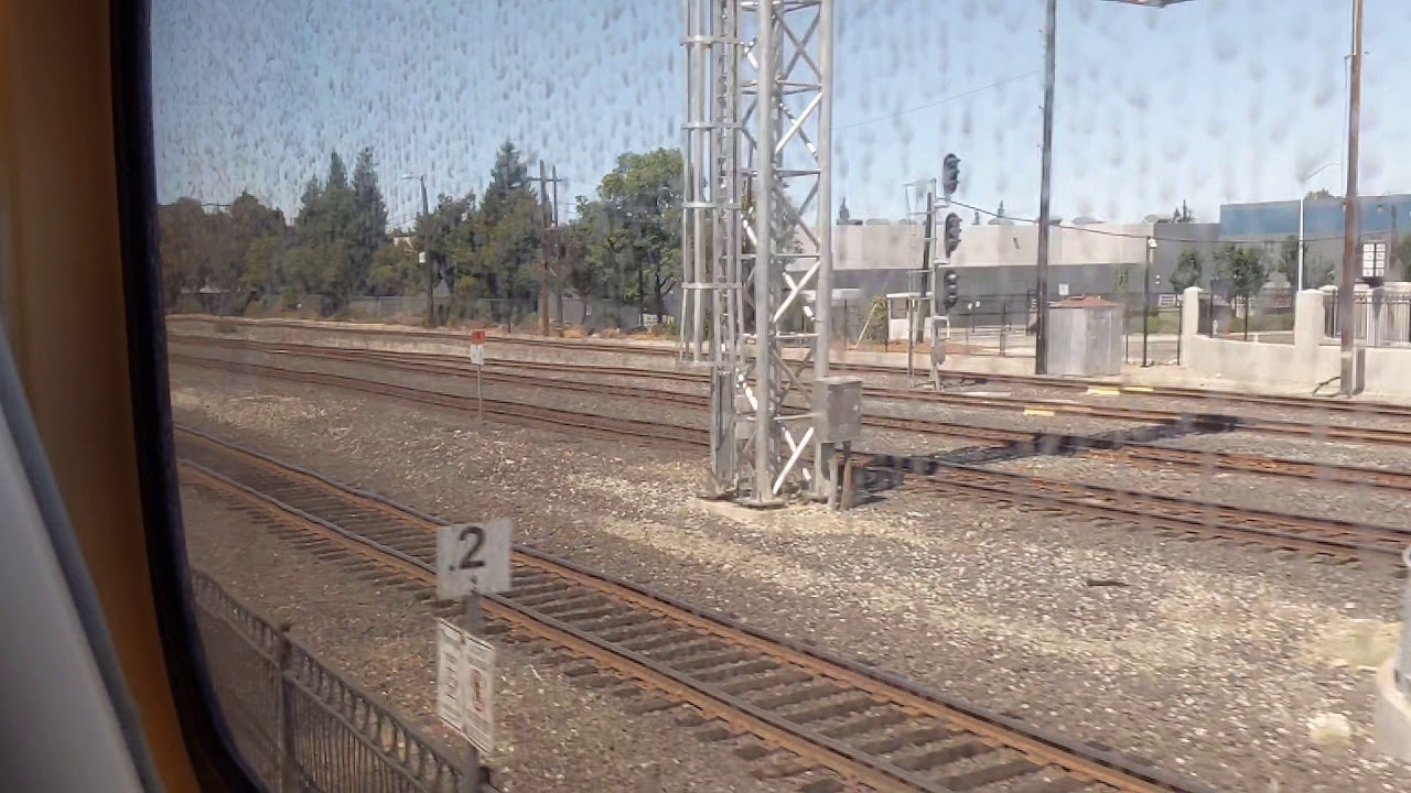 Caltrain "Bullet" #802 skips Santa Clara Junction at 120kmph (75mph ...