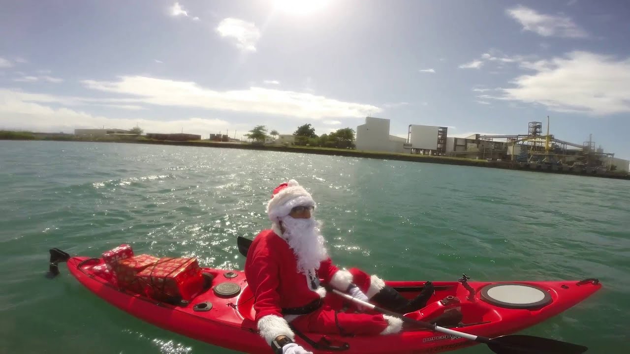 Santa de visita en kayak por Condado - YouTube